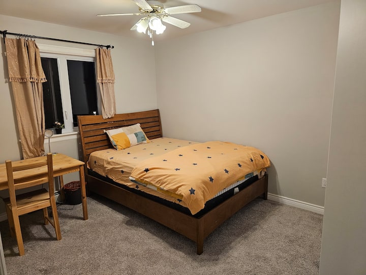 Cozy Room With Queen Bed - Halifax