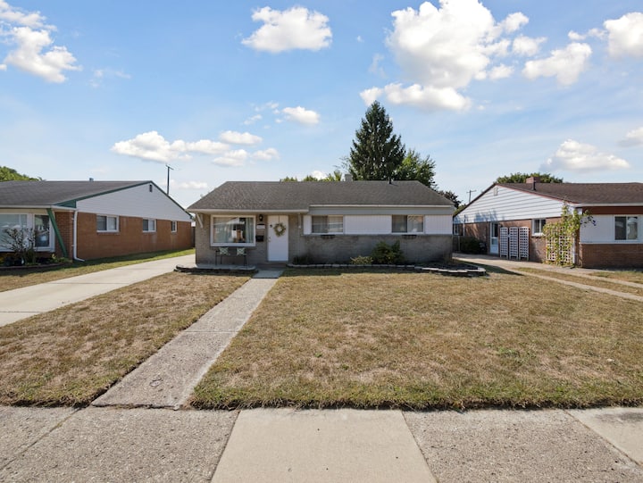 The Fernwood Four Bedroom/5beds - Westland, MI