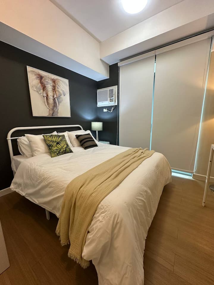 Chill Staycation Unit In Salcedo Makati W/ Balcony - Makati