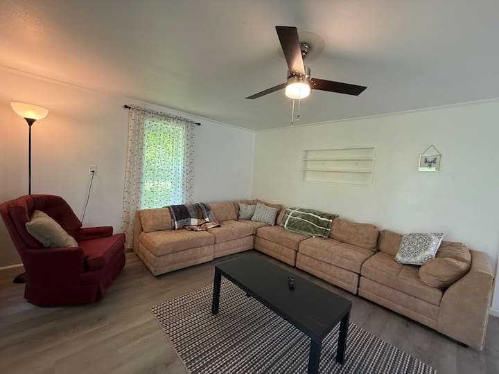 Updated Farmhouse W/ King Suite - Perks, IL