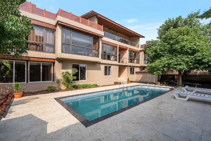 Family Luxurious Bedroom - Mahabaleshwar