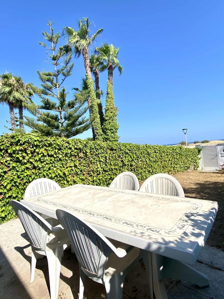 Beachfront Oasis Rooms & Garden - Comarruga
