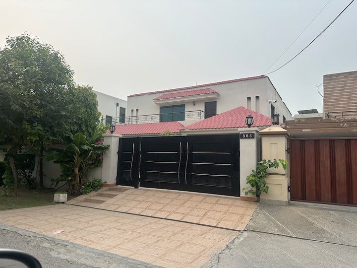 Elegant 4br House In Dha - Near Airport - Lahore