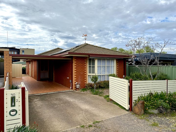 The Whale House - カスルメーン