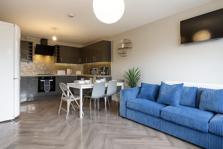 Large 5br House| 10 Beds| Contractor Exclusive - 리즈