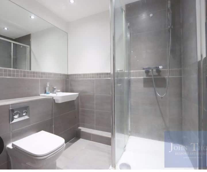 Central 2-bed – Shops & Eats - Brentwood