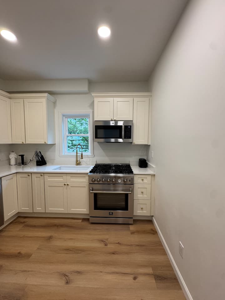 Apartment With Marina Views - The Bronx, NY