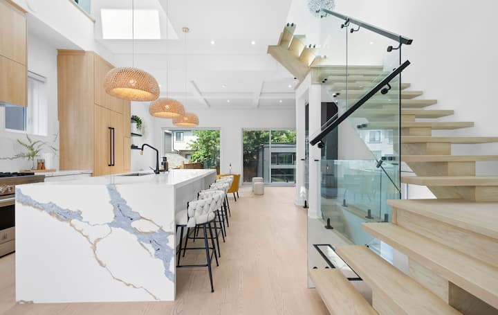 Custom Built Modern Home 4 Bed/4.5 Bath/3 Car - Toronto