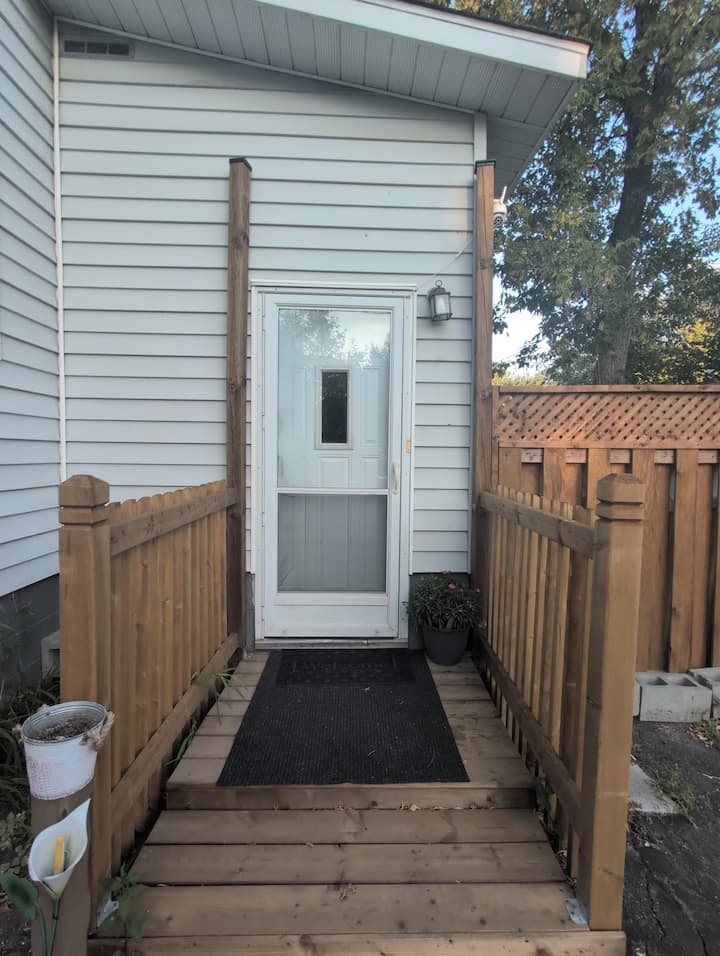 2bedrm /1bath/ Entire Home/lower Level Suite - 蘇聖瑪麗