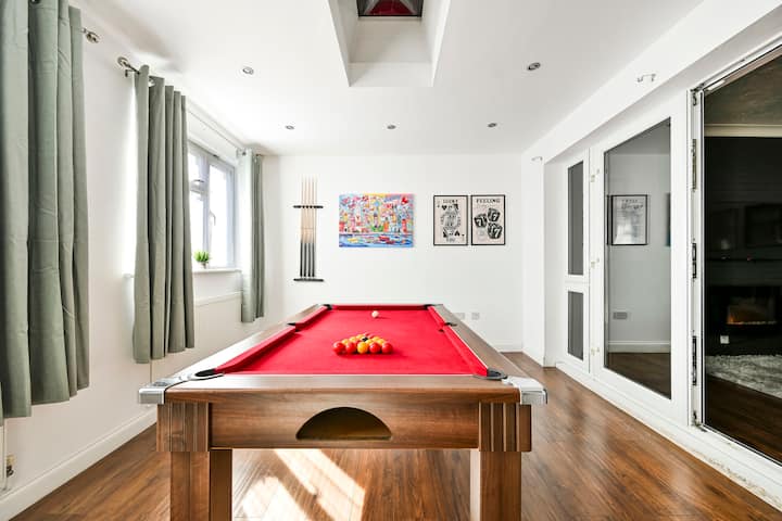 Excel | Pool Table | Gym | Cinema | Sleeps 8 - Woolwich