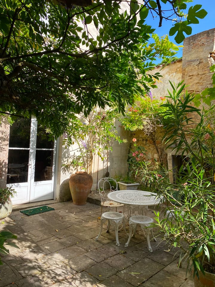 La Maison De La Glycine - Jardin En Coeur De Ville - Rochefort, France