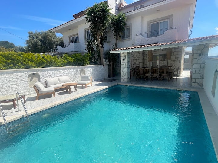 Alaçatıya çOk Yakın 4+1 Havuzlu Villa - Alaçatı