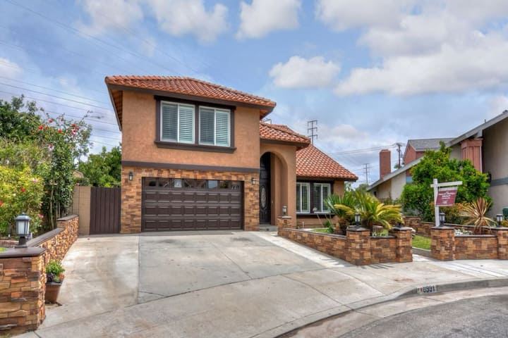 Affordable Hb Private Room - Modern, Beach - Huntington Beach, CA