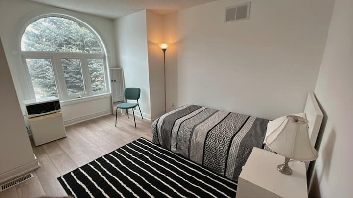 Room For One In Barrie - Barrie