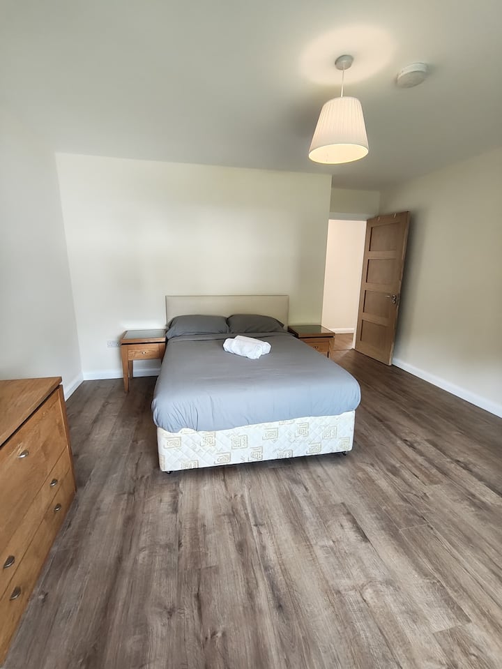 Affordable Double Room In Dublin - 브래이