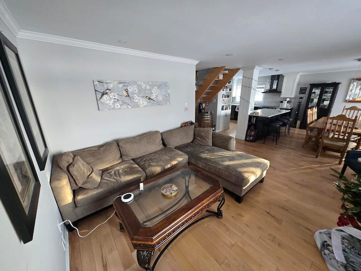 Extra Large Queen Size Bedroom, Waterview. - Kemptville