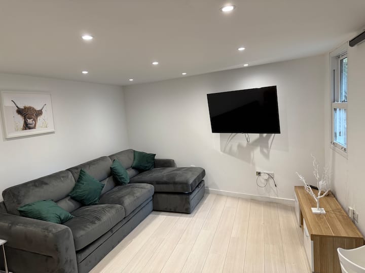 Cozy Cabin With Private Hot Tub - Edinburgh, UK