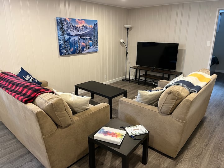 “Tucked Inn” Mountain Getaway - Max 4 Adults - Bellevue, AB