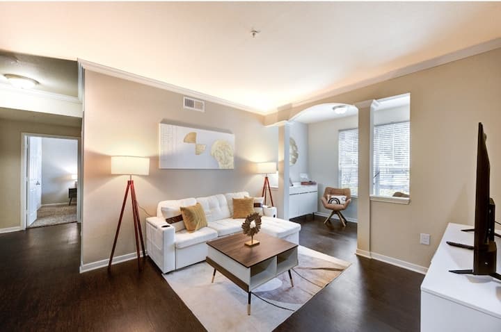Work‑friendly Mid‑century Gem! - The Woodlands, TX