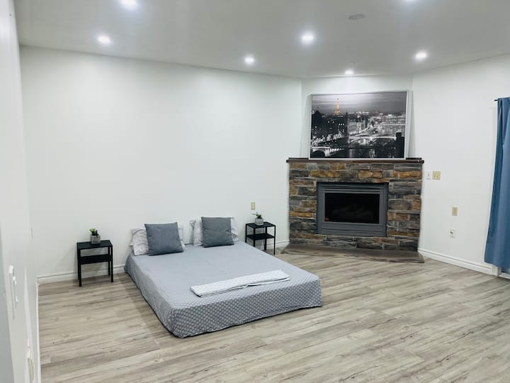 Cozy Private Studio W/ Backyard - Hamilton
