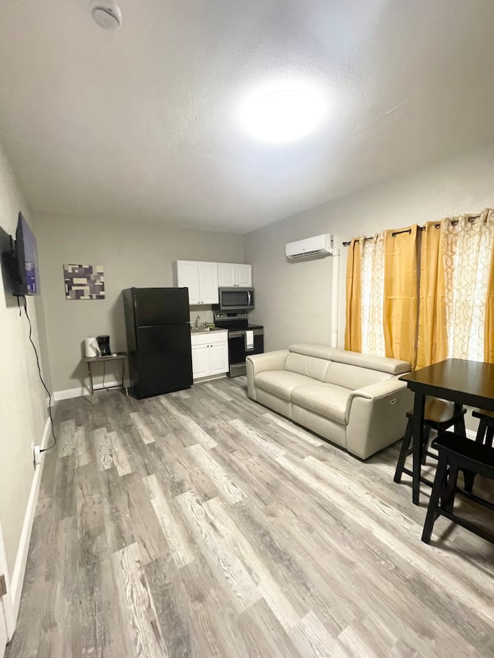 Cozy 2 Bedroom Unit For 4- Fully Fenced Backyard - Tampa