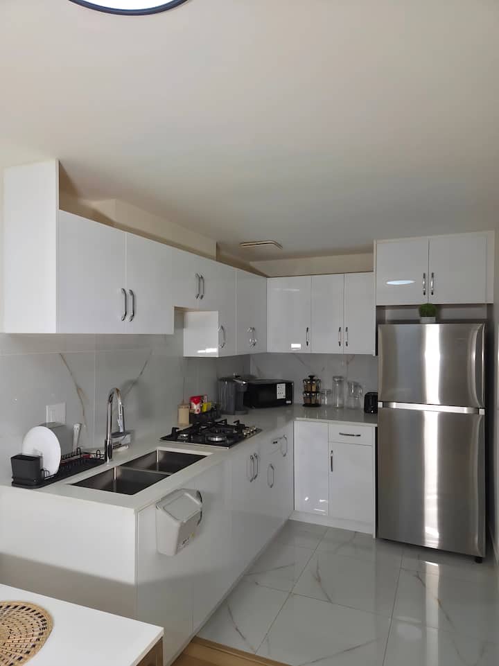 Modern 2br Suite • Walk To Skytrain/bus • Quiet - Burnaby