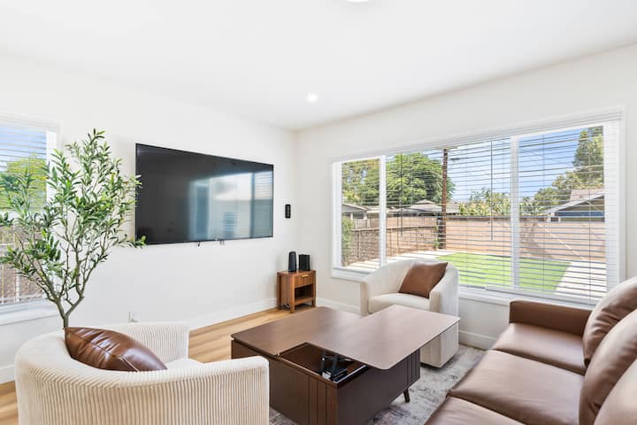 Pet-friendly Modern Home•enclosed Yard Near Disney - Buena Park, CA