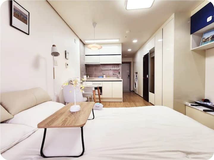 [친구네집]공항10분#동문시장5분#단독테라스#라면,생수 무제한#넷플릭스.유튜브+무료주차* - Jeju-si