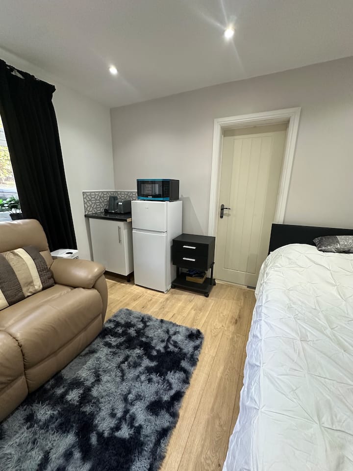 A Comfortable Cosy Ensuite Bedroom - Brentwood