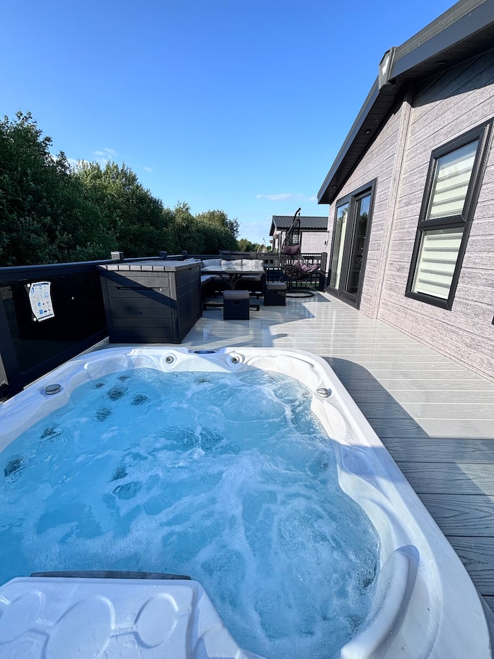Watson’s Retreat Hot Tub - Mablethorpe