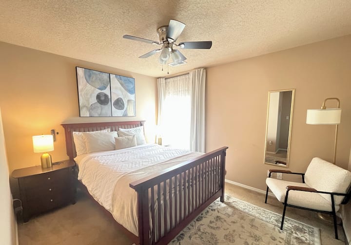 Quiet, Restful Room W/ Private Bath • Easy Stay - Albuquerque, NM