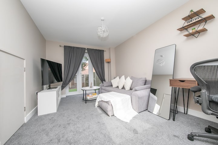 Spacious & Homely Colchester Stay | Great Location - Colchester