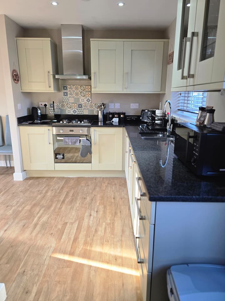 Spacious & Homely Colchester Stay | Great Location - Colchester