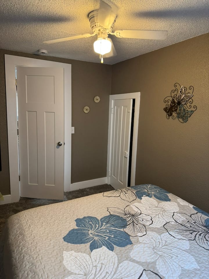 Vintage Downtown Loft - Knoxville, IA