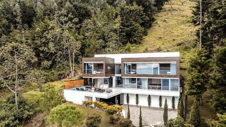 Luxe Villa | 6 Min Provenza_pool_jacuzzi_bbq_view - Medellín