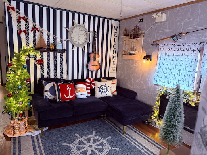 Tiny Snowy Christmas Boathouse W/hot Tub - 莫斯科