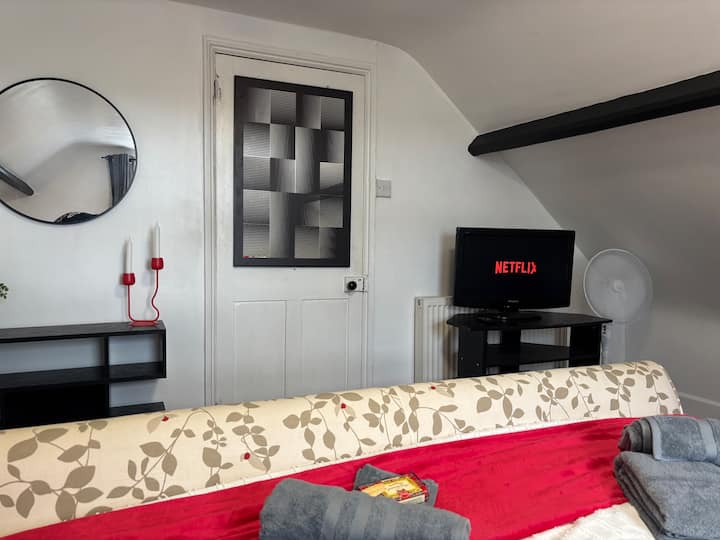 The Victorian Loft - Sleeps 4 - Parking & Wifi Inc - ヨービル