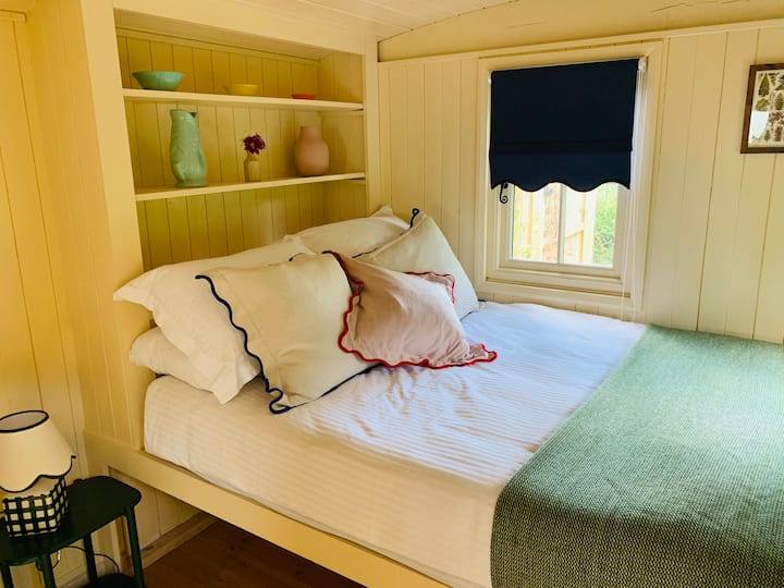 Foston’s Ash Shepherd’s Hut Hazelhanger(green Hut) - Cotswolds