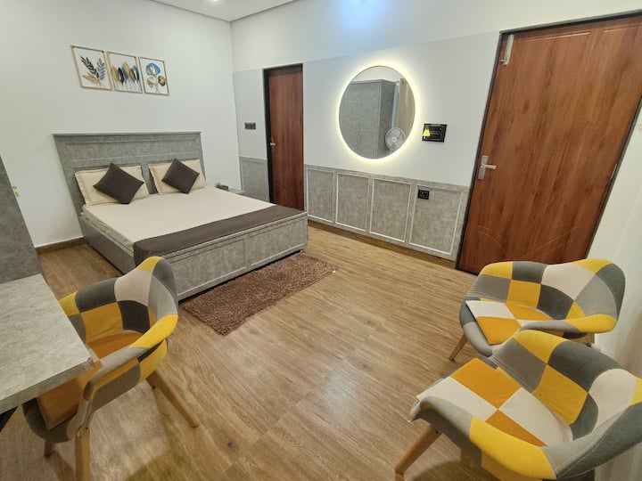 Radha Madhavam Vrindavan - Iskcon / Banke Bihari - Vrindavan