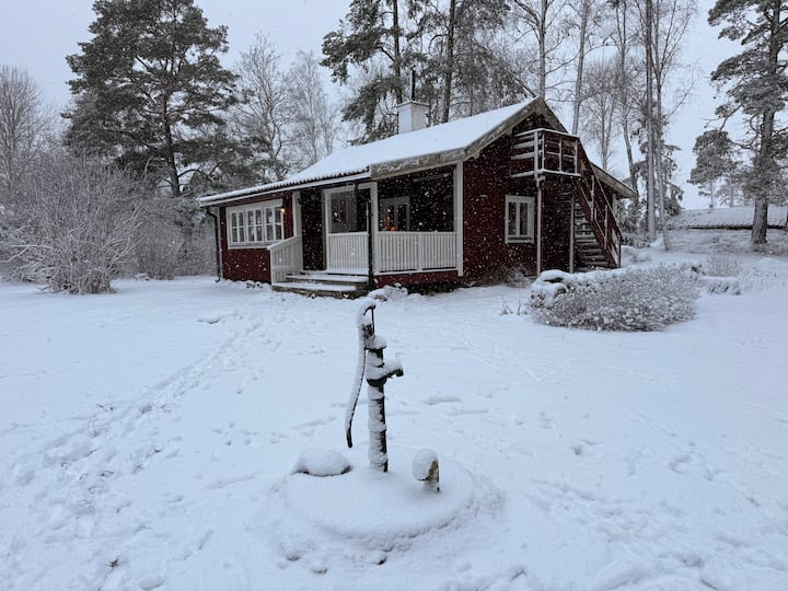 Charmig Stuga Med Stor Trädgård - Ruotsi