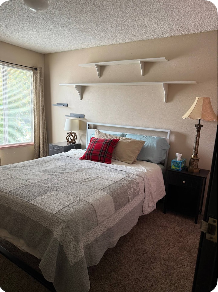 By Reno Airport 2 Bedroom Private Bath & Kitchen - Reno, NV