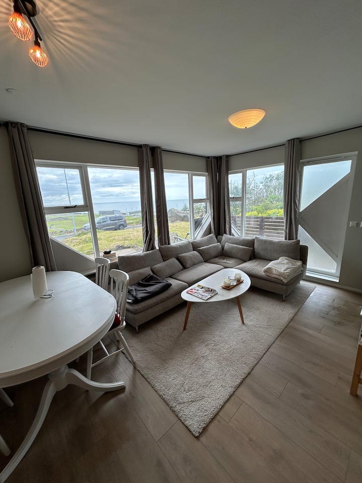 Golf & Ocean Views | Quiet Stay Near Reykjavík - Islande