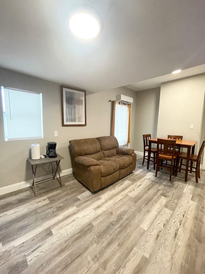 Cozy 2 Bedroom Unit For 4- Fully Fenced Backyard - Tampa, FL