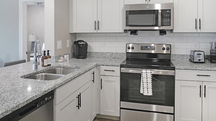 Landing | Stunning 2bd, Gym, Pool - North Fort Myers, FL