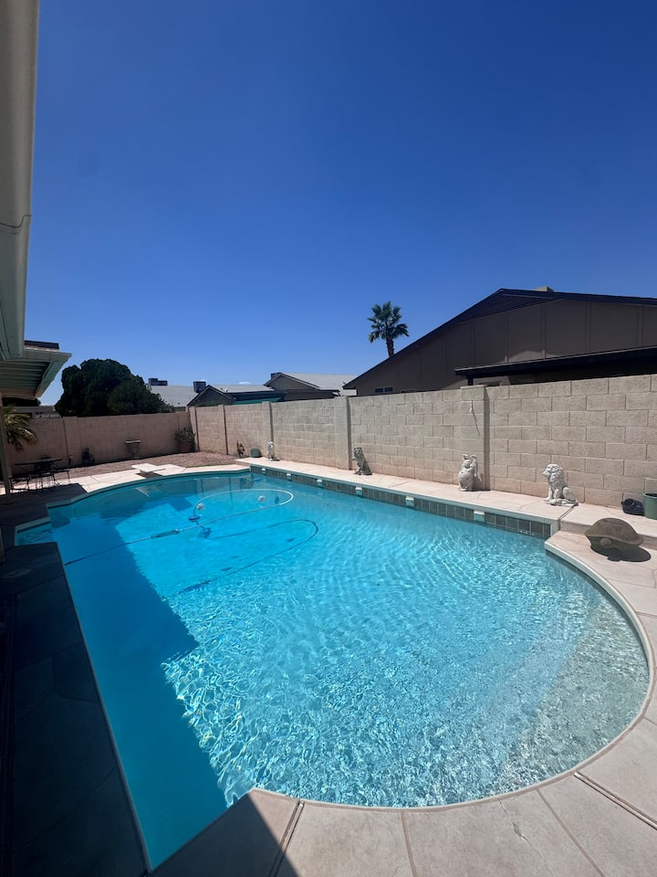 Spacious Family Home With Pool - Phoenix