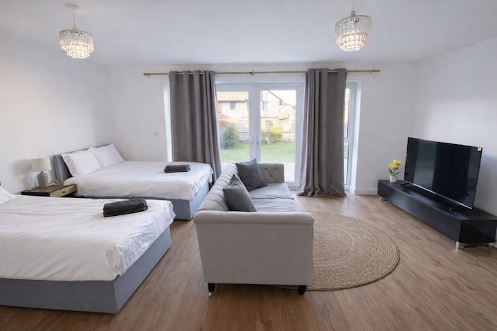 4 Bedroom House In Milton Keynes - Woburn Safari Park