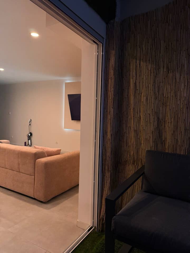 Suite Moderne – Jacuzzi & Terrasse Privative - Reims