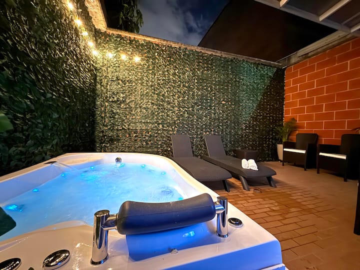 Jacuzzi Oasis · Modern Stay With Outdoor Lounge · - Medellín