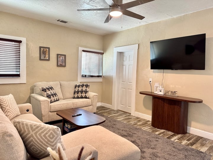 Sequoia Escape 3br Home W/ King Bed And Laundry - Visalia, CA