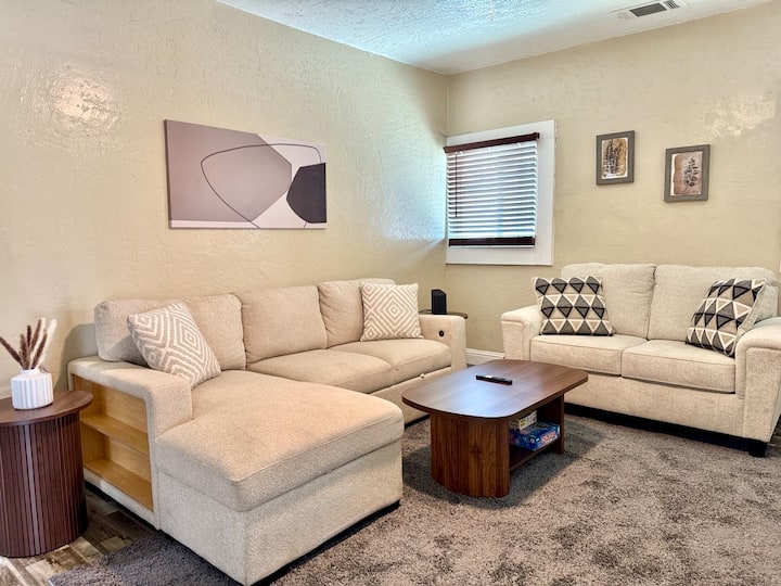 Sequoia Escape 3br Home W/ King Bed And Laundry - Visalia, CA